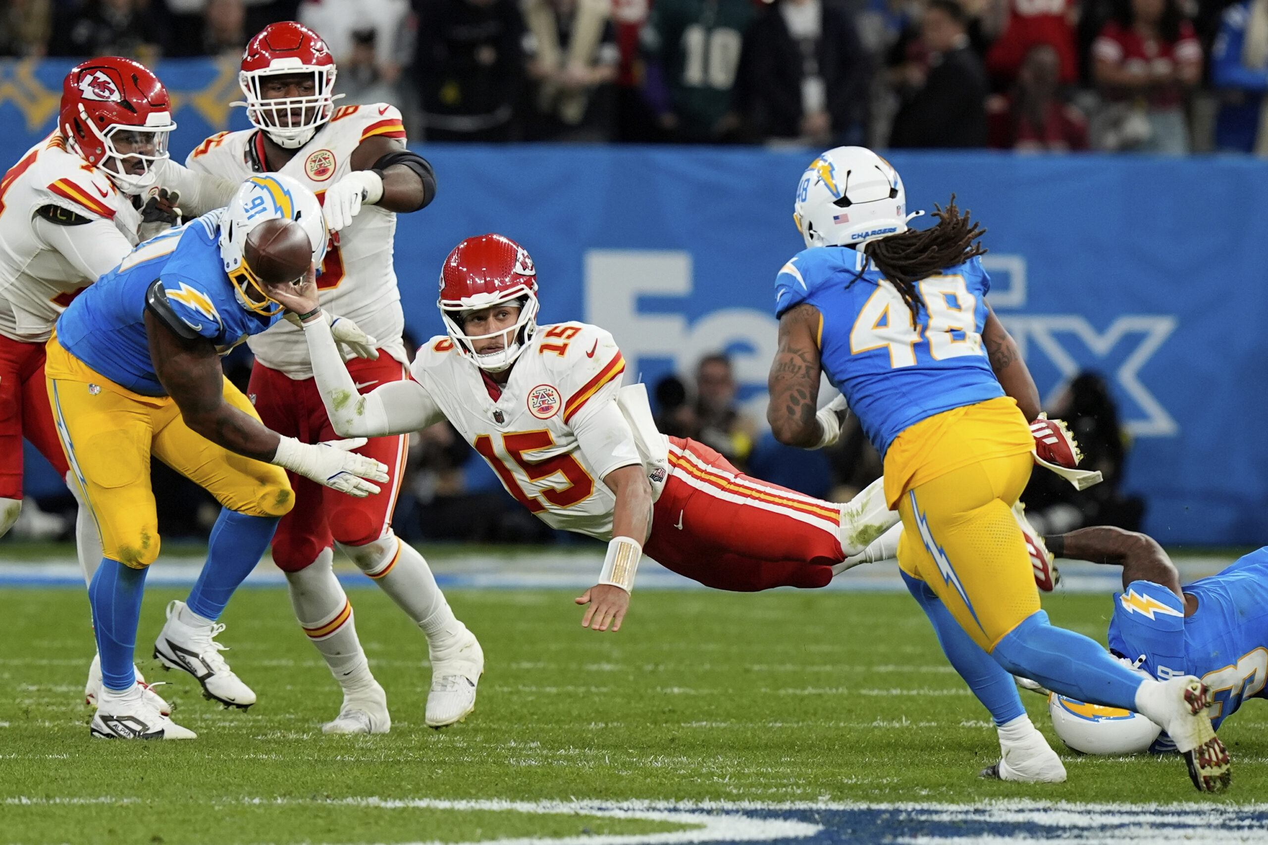 Herbert outduels Mahomes to help the Chargers beat the Chiefs 27-21 in ...